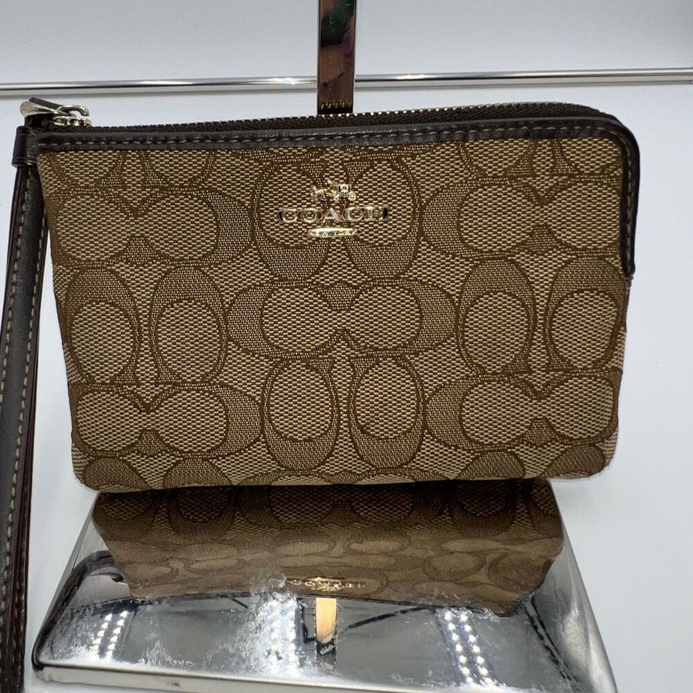 Coach Outline Signature Corner Zip Wristlet Khaki Bro… - Gem